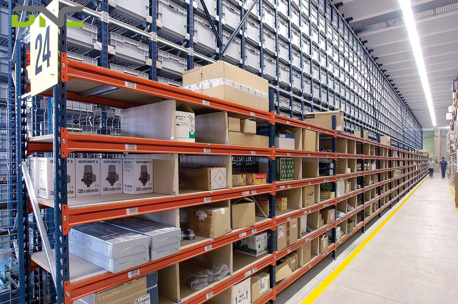 Heavy-duty pallet racking system in a warehouse